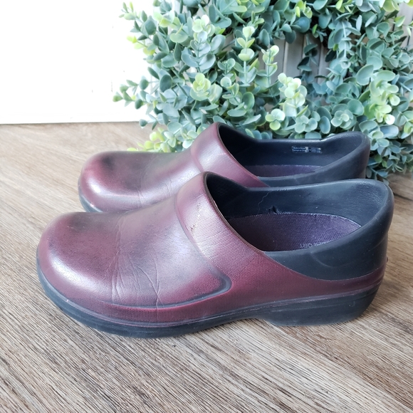CROCS | Shoes | Crocs Felicity Distressed Burgundy Black Women Clogs ...